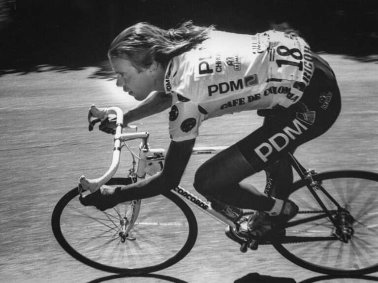 Iconische Wielerfoto's van Cor Vos – RIDE Magazine Eerbetoon
