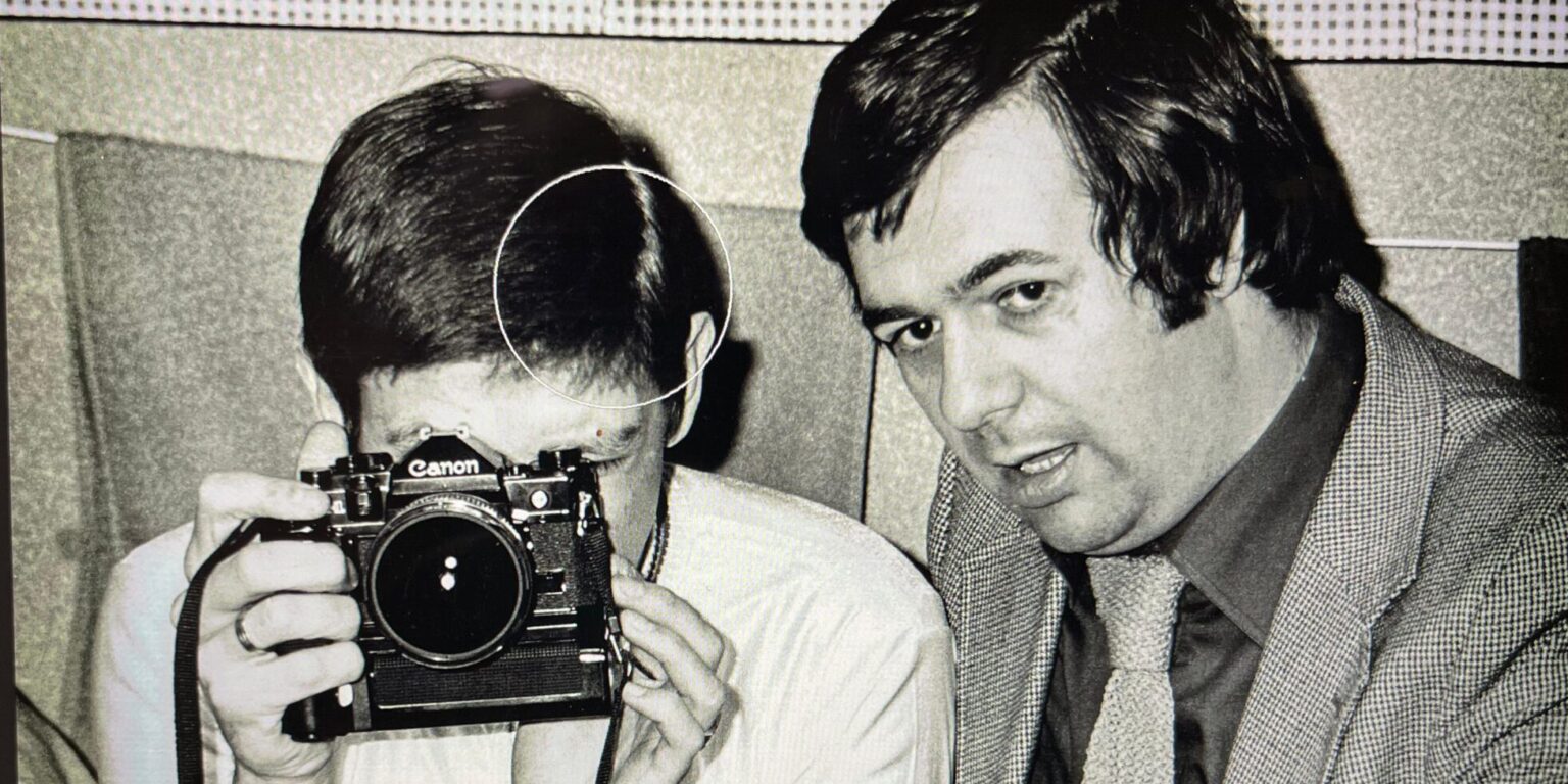 Sportfotograaf Cor Vos (77) overleden – Legende in wielerfotografie