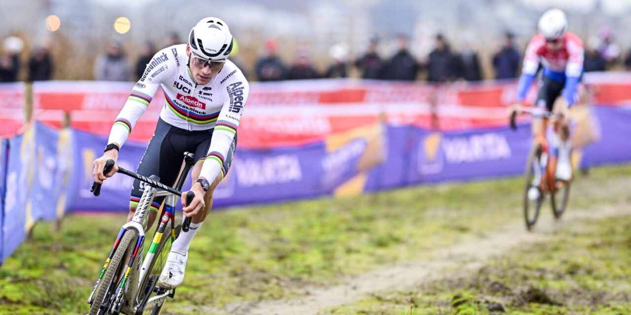 Supporter raakt en hindert Mathieu van der Poel in X2O Trofee Loenhout ...