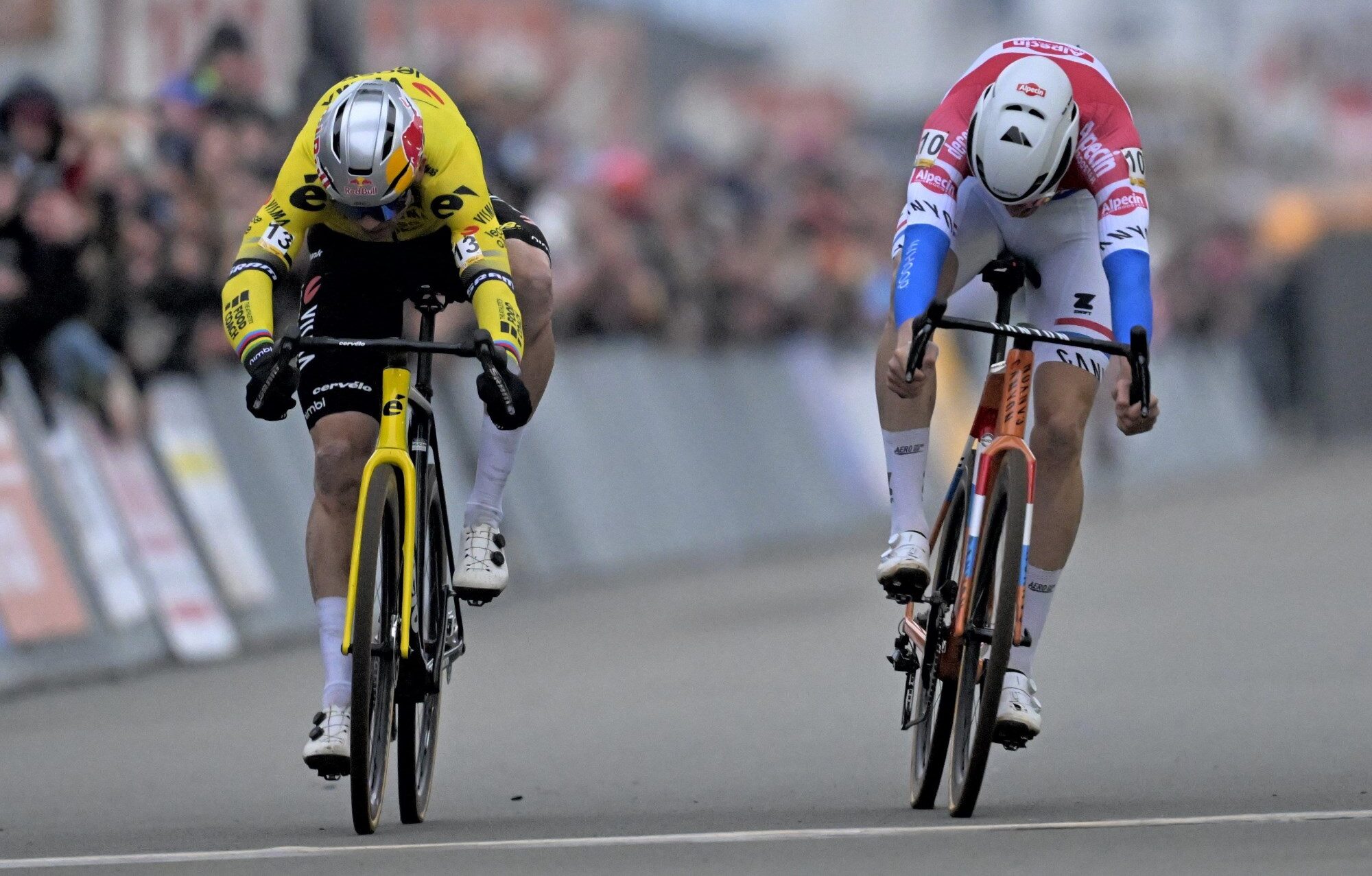 Tibor Del Grosso verslaat Wout van Aert in Heusden-Zolder ...
