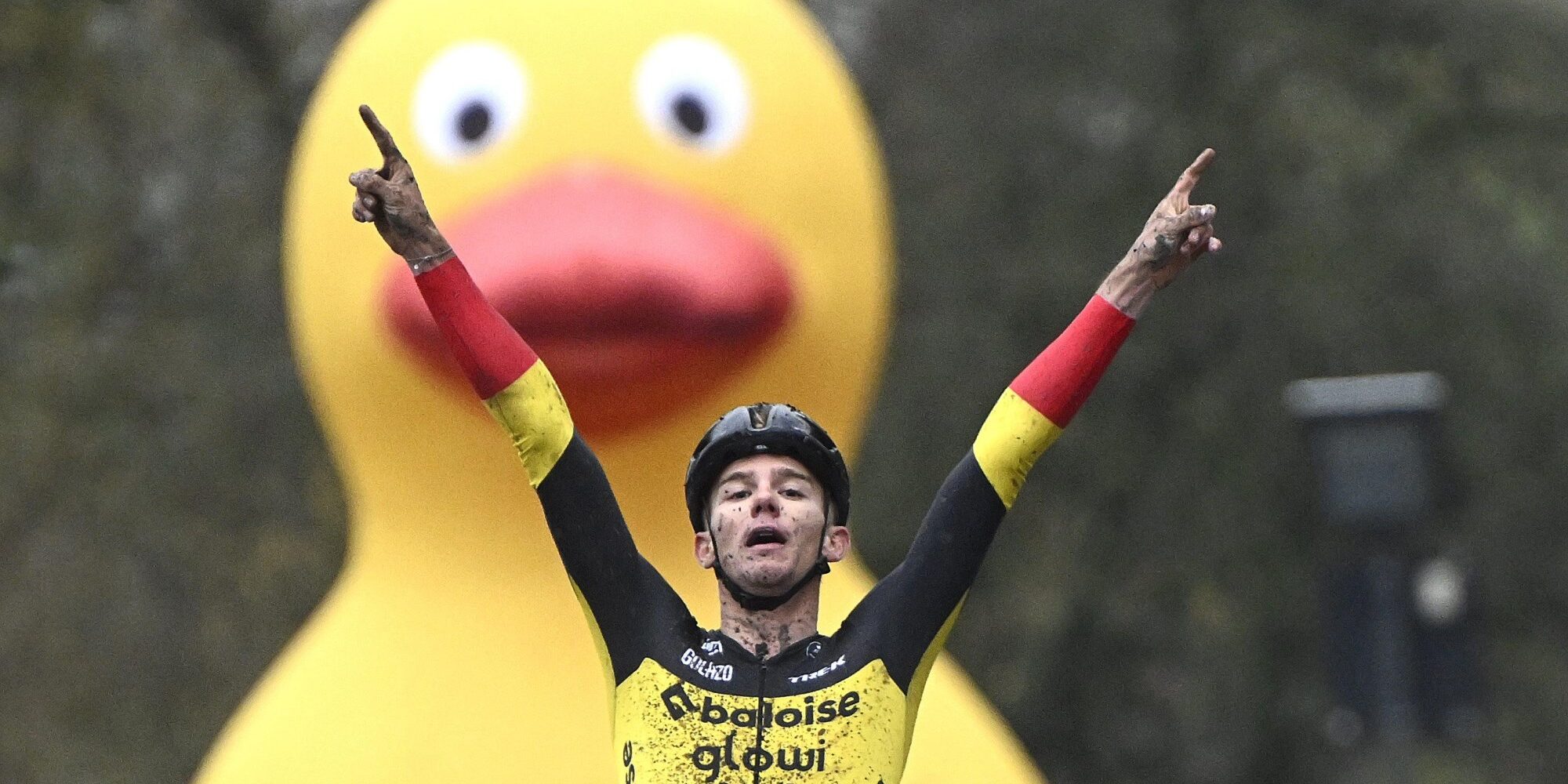 X2O-badeend met handtekeningen van top crossers geveild