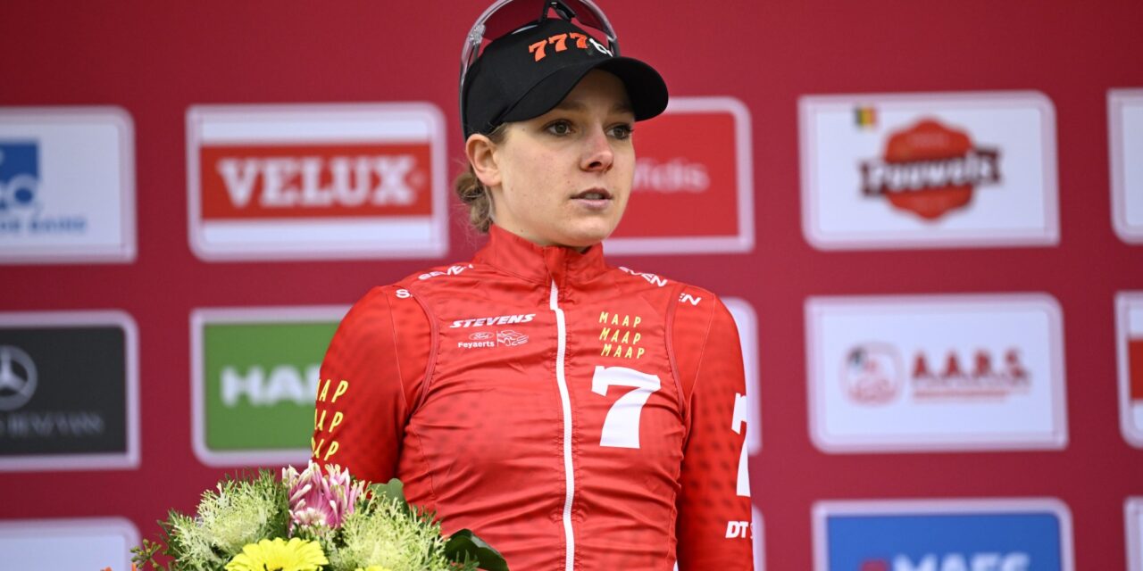 Aniek van Alphen verrassend leider in Wereldbeker veldrijden