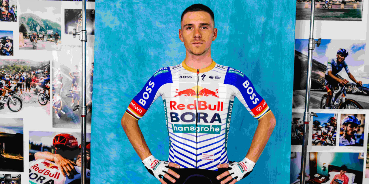 Remco Evenepoel met gouden kraag in Red Bull-BORA 2026 tenue