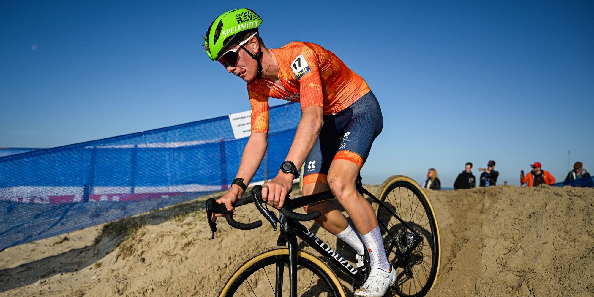 Noël Goijert wint Nederlands kampioenschap junioren veldrijden