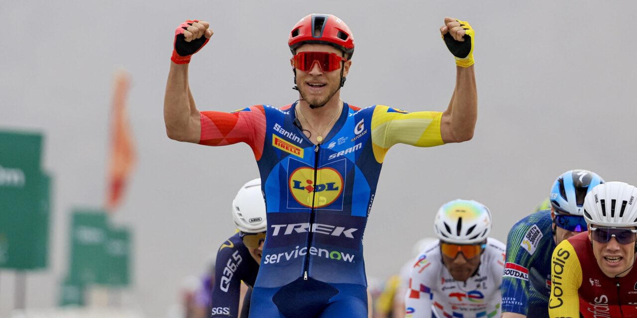 Jonathan Milan wint spectaculaire waaierrit in AlUla Tour 2026