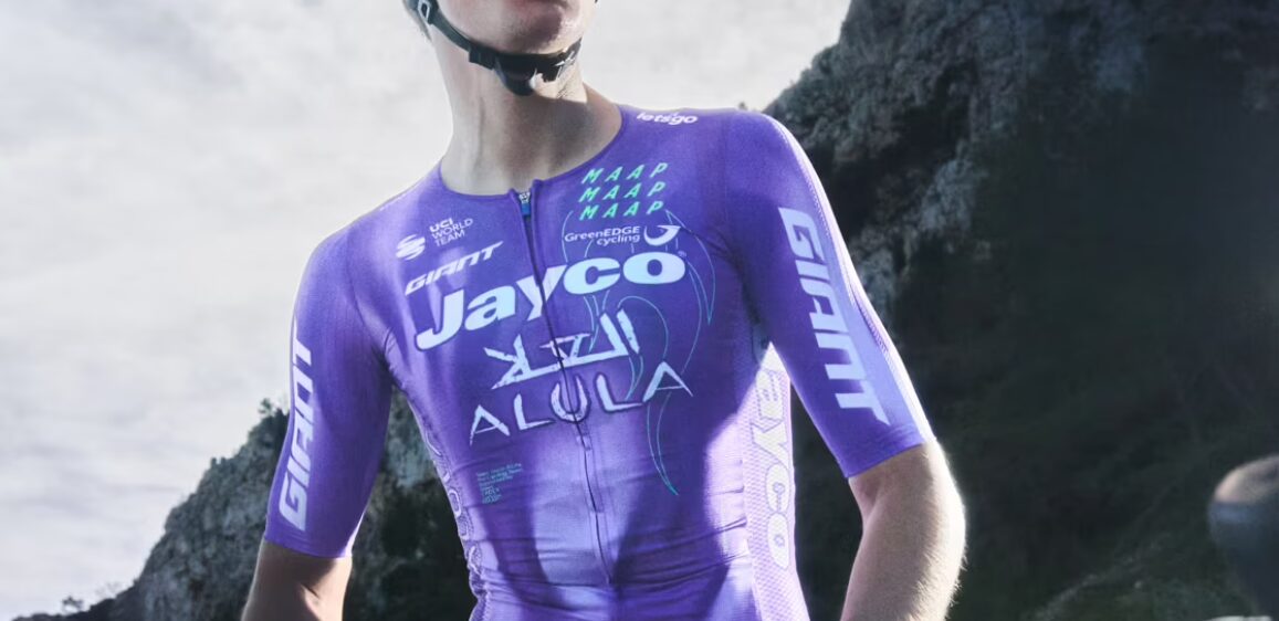 Jayco AlUla & MAAP onthullen paars wielertenue 2026