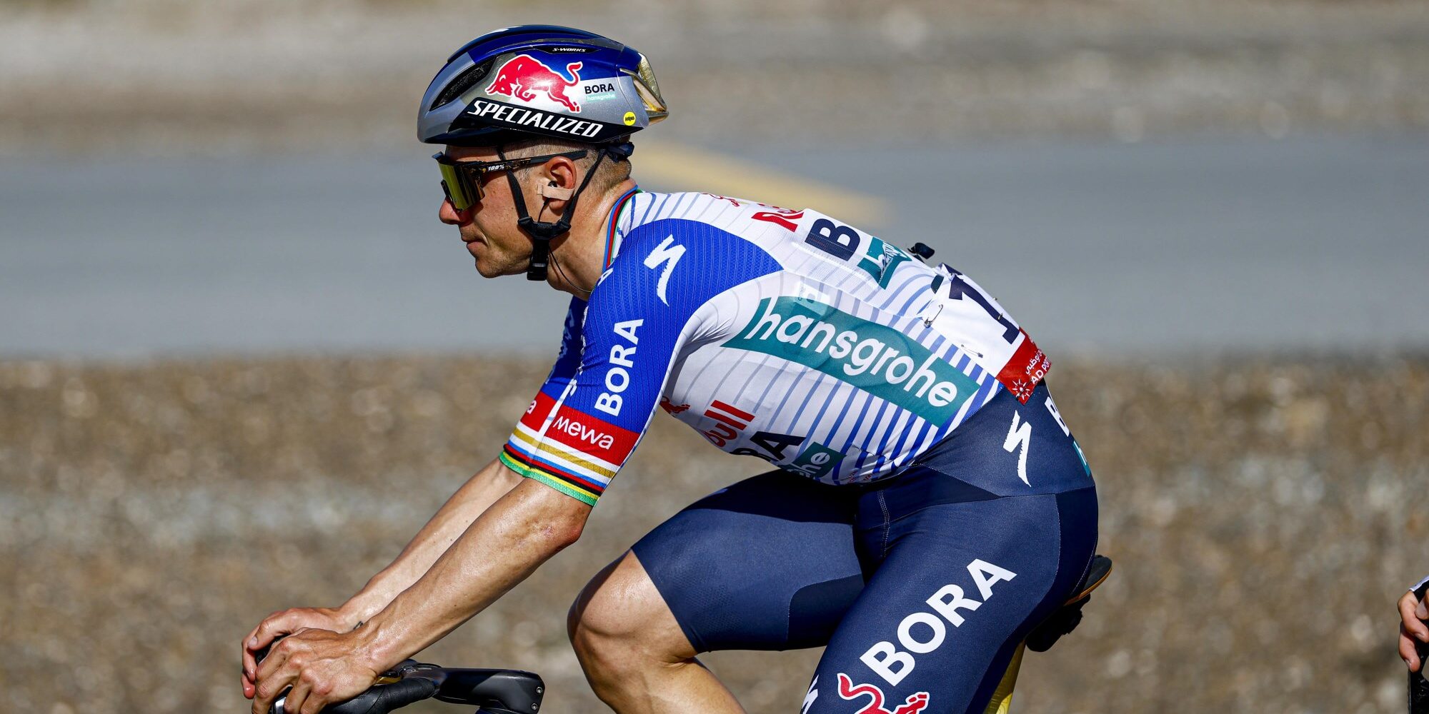 Remco Evenepoel bereikt start Ronde van Catalonië dankzij politie