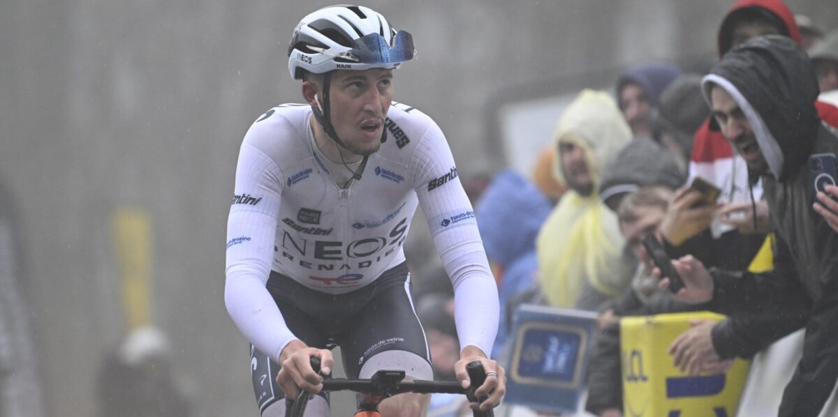 Kévin Vauquelin boos na duw van Soudal-renner in Parijs-Nice