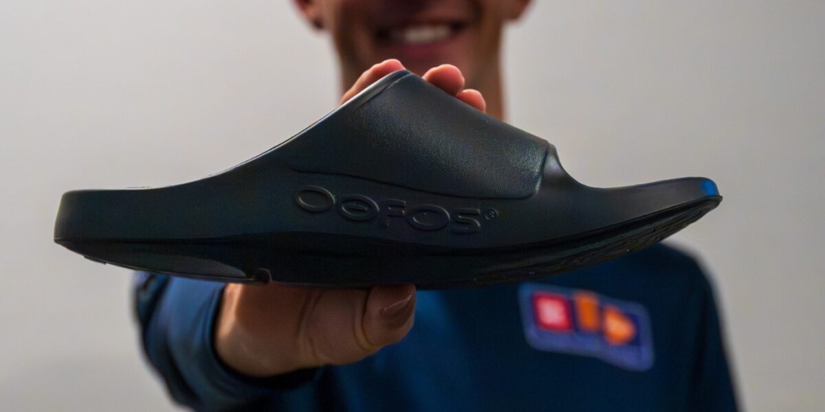 Picnic PostNL introduceert Oofos herstel-slippers voor wielrenners