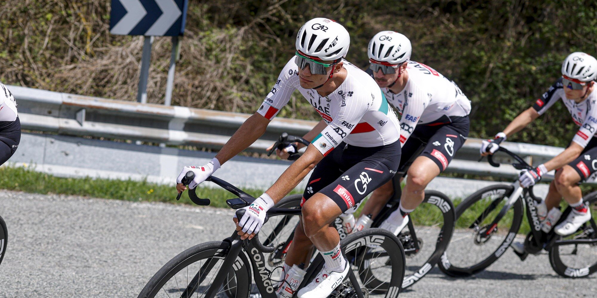 Isaac Del Toro stopt na val in Ronde van het Baskenland