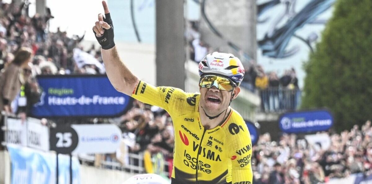 Wout van Aert verrast ouders van Michael Goolaerts met boeket en ...