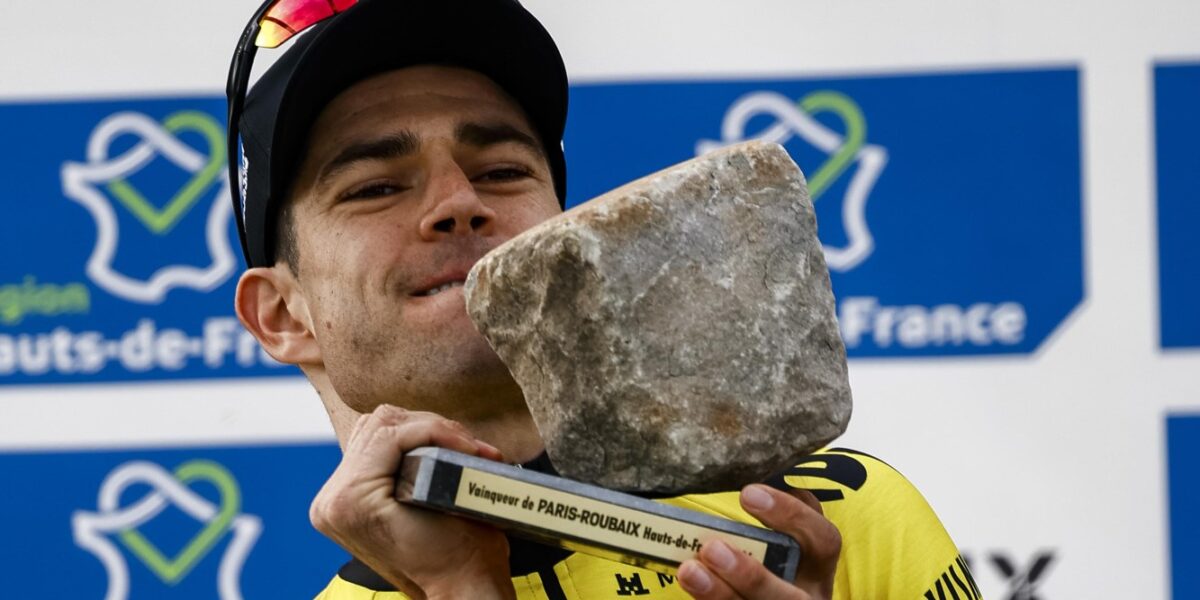 Wout van Aert's Zoontjes Krijgen Uniek Aandenken aan Parijs-Roubaix
