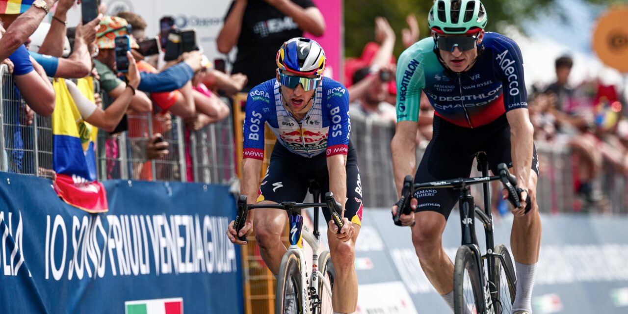 Felix Gall en Jai Hindley op podium Giro d'Italia 2026