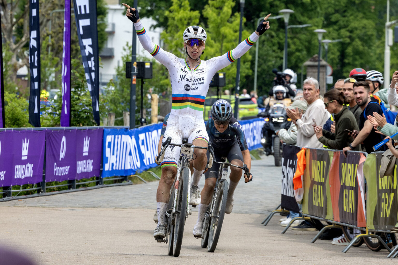 Wout van Aert wint Marly Grav solo, Lorena Wiebes zegeviert