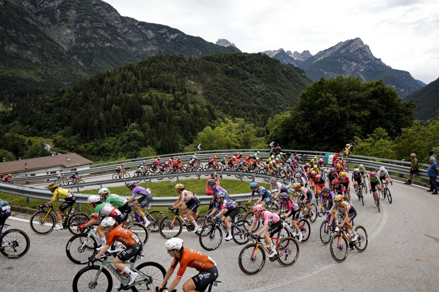 Giro Women 2026: Vollering zegeviert in enerverende bergrit, Van der ...